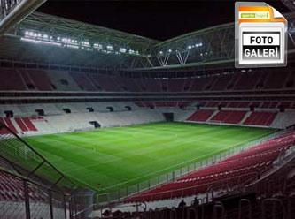 İşte ışıklandırılan TT Arena - Foto